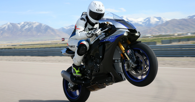 2018 Yamaha YZF-R1 and YZF-R1M | FULL TEST - Cycle News