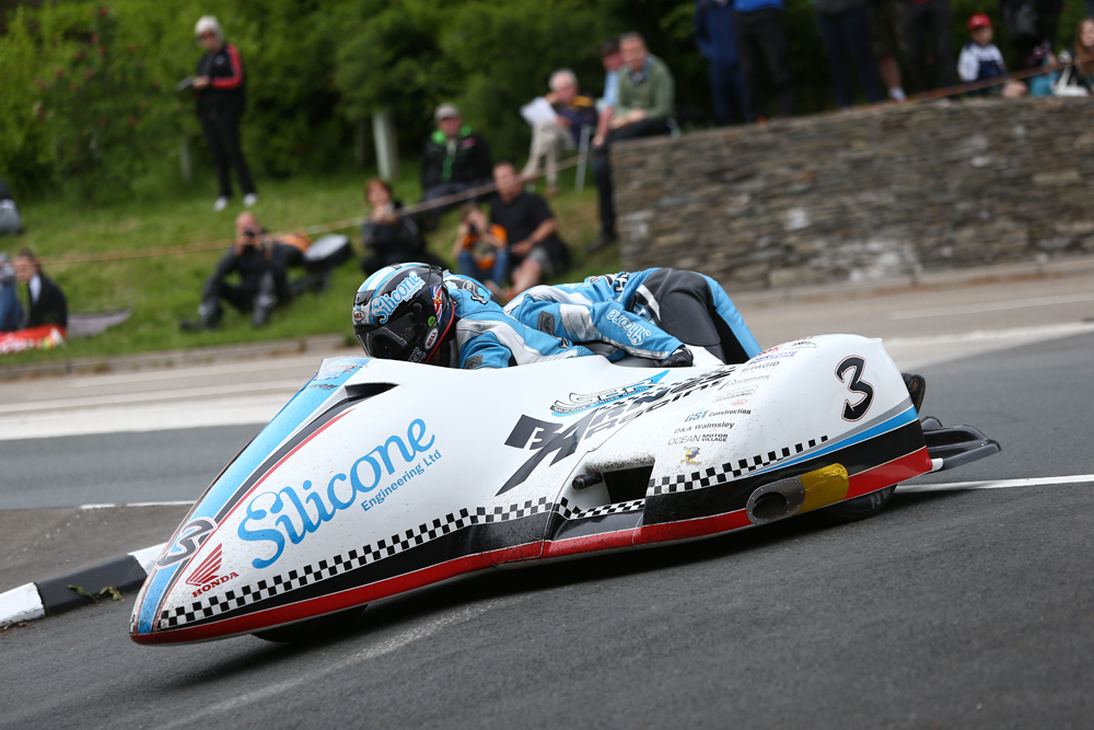 Birchalls Blitz Lap and Race Records in Isle of Man TT Sidecar Race 1 ...